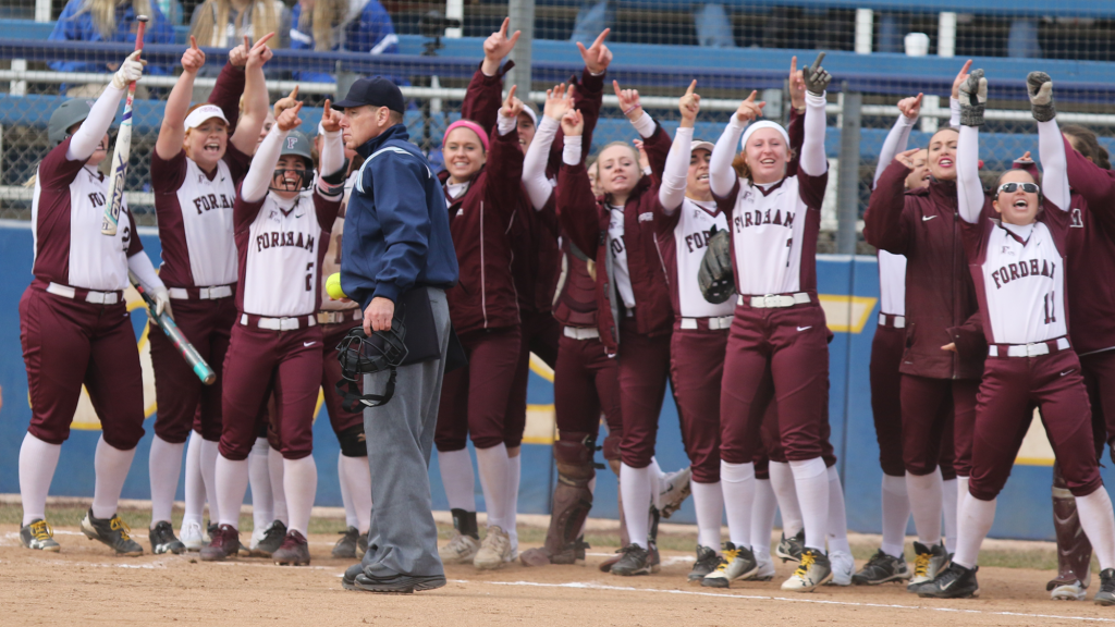 Softball Wins Sixth Straight, 3-2, at RV/RV Hofstra
